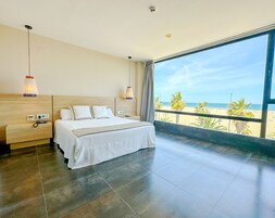 Suite, vista para o mar | Minibar, cofre no quarto, cortinas/cortinados opacos 