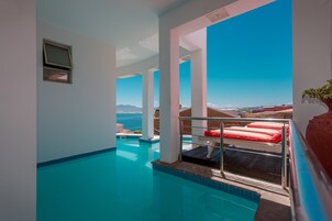 Piscina exterior, espreguiçadeiras 