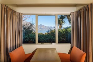 Estúdio luxo, banheira de hidromassagem, vista para o lago | Espaço de trabalho para notebook, cortinas blackout