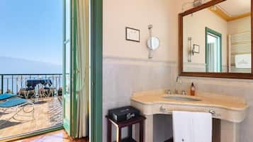 Signature Room Villa with Terrace and Lake View | Banheiro | Chuveiro, produtos de toalete grátis, secador de cabelo
