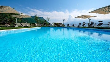 Piscina exterior sazonal, toldos gratuitos, espreguiçadeiras