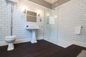 Quarto duplo luxo, 2 camas de solteiro | Banheiro | Secador de cabelo, toalhas de banho