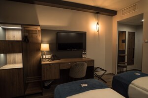 Quarto duplo standard | Cofres nos quartos, escrivaninha, Wi-Fi de cortesia, roupa de cama