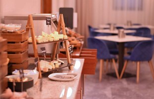 Café da manhã com buffet todos os dias mediante uma taxa
