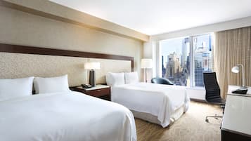 Roupas de cama premium, frigobar, cofres nos quartos