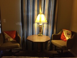 Quarto casal standard | Área de estar | TV