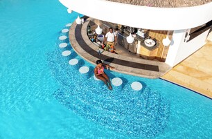 Piscina exterior, da(s) 8:00 à(s) 19:00, guarda-sóis, espreguiçadeiras 