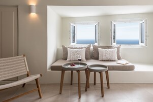 Suite, piscina privativa, vista para o mar (Eros Cave Pool Sunset View) | Sala de estar | TV plasma 