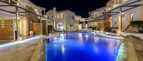 Piscina interior, 2 piscinas exteriores, guarda-sóis