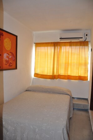Quarto standard | Cofres nos quartos, Wi-Fi de cortesia, roupa de cama