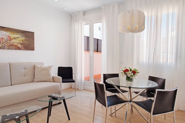 Apartamento Familiar, 2 quartos (Quintuple) | Edredões de penas, camas de colchão pillowtop, cofre no quarto