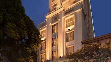 Fachada do alojamento (tarde/noite)