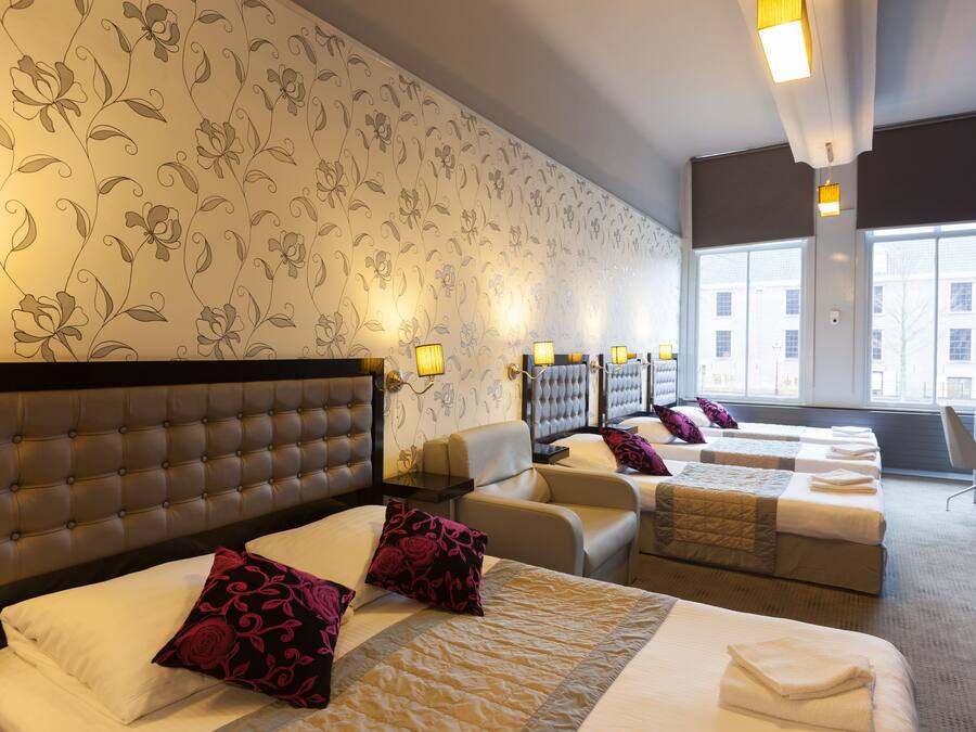 Quarto família | Cofres nos quartos, escrivaninha, ferros/tábuas de passar roupa