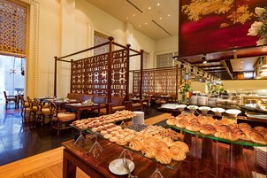 Café da manhã com buffet grátis todos os dias