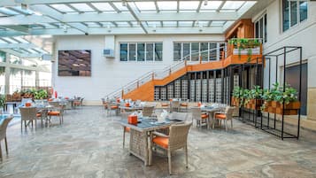 2 restaurantes, pequenos-almoços servidos, cozinha mediterrânica