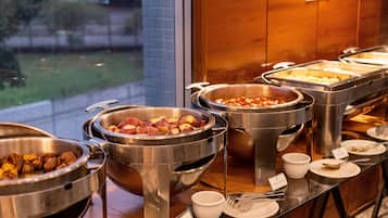 Pequeno-almoço tipo buffet diário (61 BRL por pessoa)
