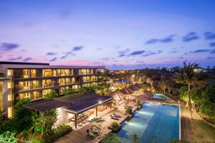 2 piscinas externas, guarda-sóis, espreguiçadeiras