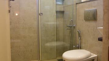 Executive Suite | Casa de banho | Um polibã, toalhas fornecidas