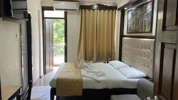 Quarto Clássico, varanda | Cofre no quarto, secretária, Wi-fi grátis