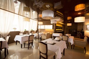 Pequenos-almoços, almoços, jantares servidos, cozinha local 