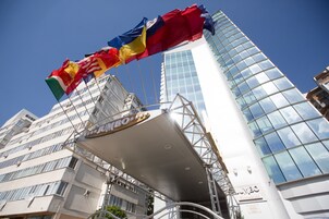 Um edifício moderno com um grande anúncio do 'Jumbo Restaurant'.