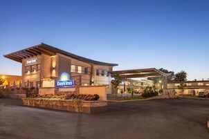 Fachada da propriedade à noite