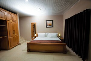 Quarto casal executivo | Frigobar, cofres nos quartos, individualmente mobiliados, escrivaninha