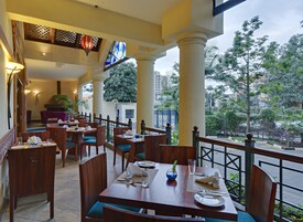 3 restaurantes: servem pequenos-almoços, almoços e jantares