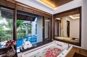 Pool Suite Garden View | Casa de banho | Uma banheira de hidromassagem, um chuveiro fixo