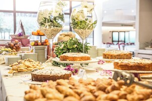Café da manhã com buffet todos os dias mediante uma taxa