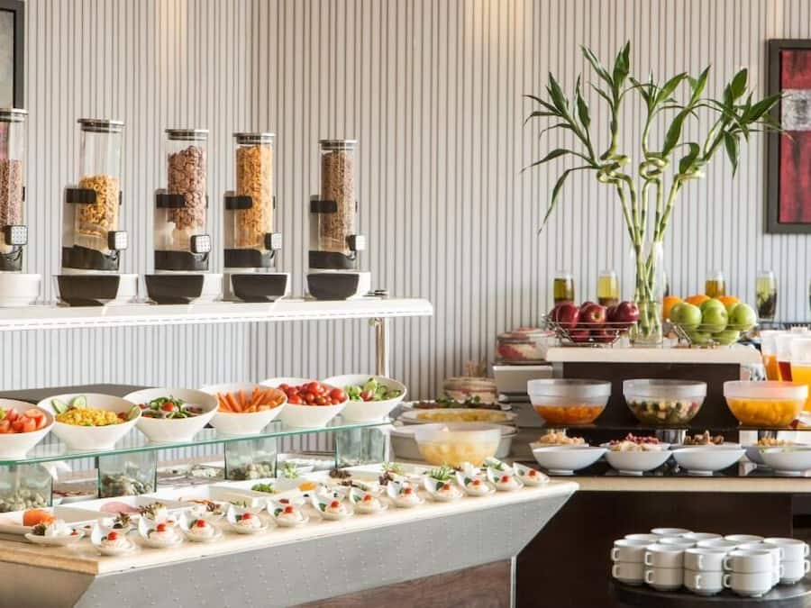 Café da manhã, almoço e jantar; culinária internacional