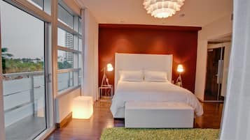 Quarto, 1 cama king-size, varanda | Lençóis de algodão egípcio, roupa de alta qualidade, edredões de penas