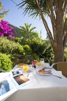 Pequeno-almoço tipo buffet diário incluído 