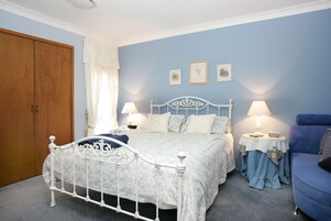 Quarto standard, 1 cama de casal (Adults Only) | Ferros/tábuas de passar roupa, roupa de cama