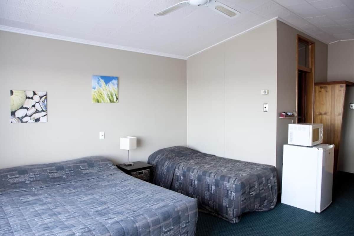 Ferro/tábua de engomar, roupa de cama fornecida