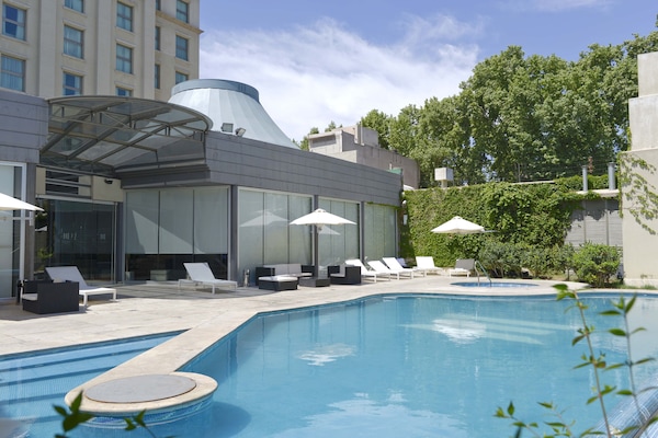 Piscina exterior, espreguiçadeiras