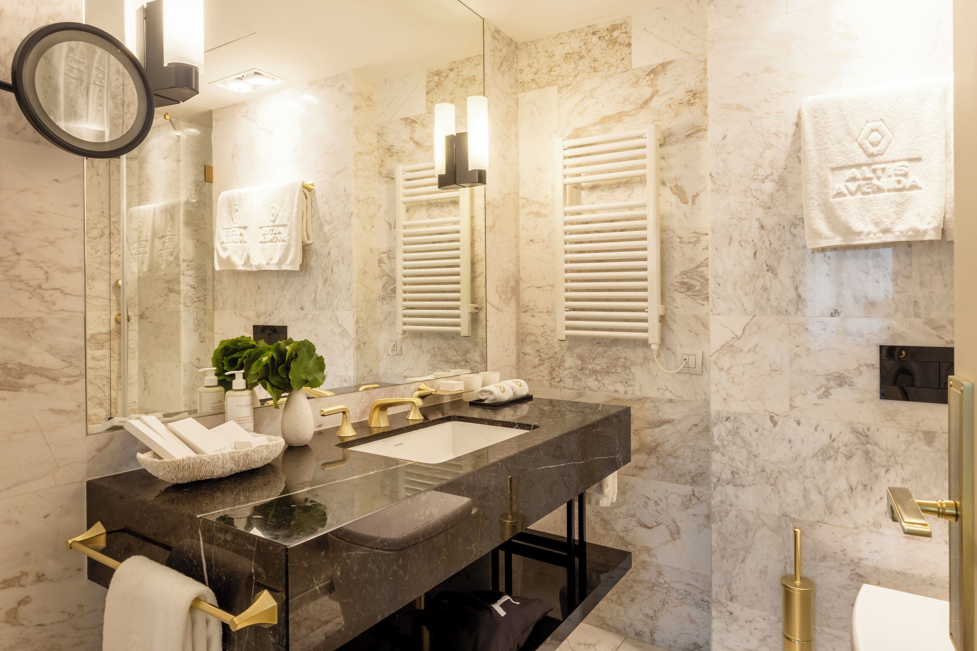 Suite (Rossio Square View) | Casa de banho | Um secador de cabelo, roupões, chinelos, um bidé 