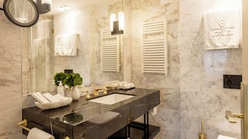 Suite (Rossio Square View) | Casa de banho | Um secador de cabelo, roupões, chinelos, um bidé