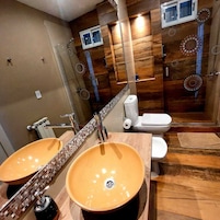 Apartamento luxo | Banheiro | Banheira, chuveiro com efeito de chuva, secador de cabelo, bidê