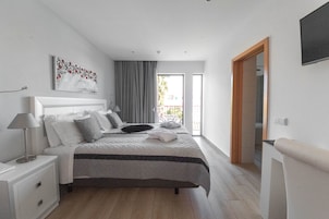 Quarto casal ou duplo superior, 1 quarto, acessível, em edifício anexo | Vista do quarto