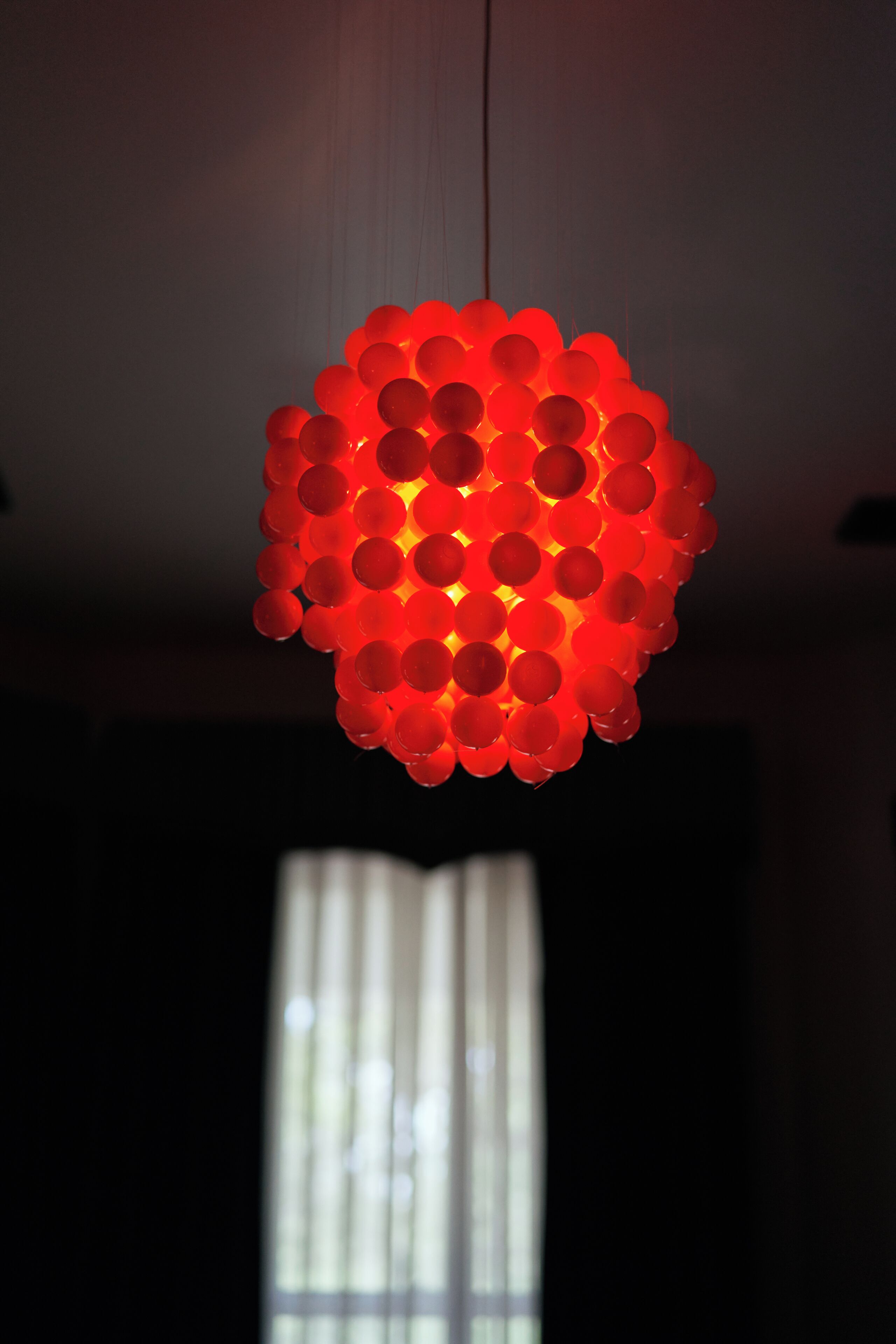 Luminária esférica com várias lâmpadas.