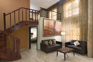 Camas Tempur-Pedic, frigobar, cofres nos quartos, cortinas blackout