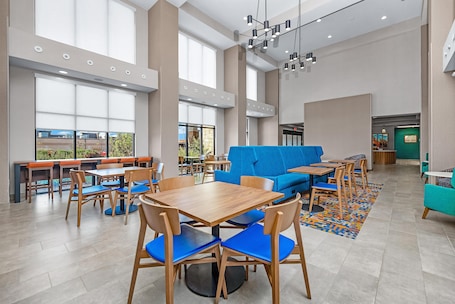 Café da manhã com buffet grátis todos os dias. Hampton Inn & Suites New Braunfels