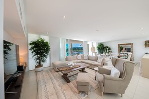 Cobertura, 4 quartos (Top Floor, Luxe Spa Penthouse) | Sala de estar | Dock para MP3