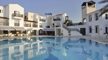 Piscina interior, 2 piscinas exteriores, guarda-sóis, espreguiçadeiras