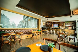 Café da manhã, almoço e jantar; culinária local 