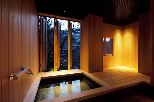Quarto Tradicional, não fumadores, vista para a montanha (JPN-style with semi open-air bath) | Casa de banho | Artigos de higiene pessoal grátis, um secador de cabelo, chinelos