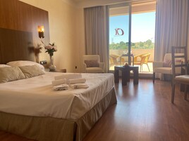 Minibar, cofre no quarto, secretária, quartos insonorizados 