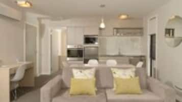 Apartamento premium, 1 quarto | Sala de estar | TV de tela plana 37 polegadas com canais a cabo