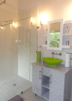 Boutique Green Monkey Orange Sleeps 4  | Banheiro | Produtos de toalete de grife, secador de cabelo, toalhas de banho 